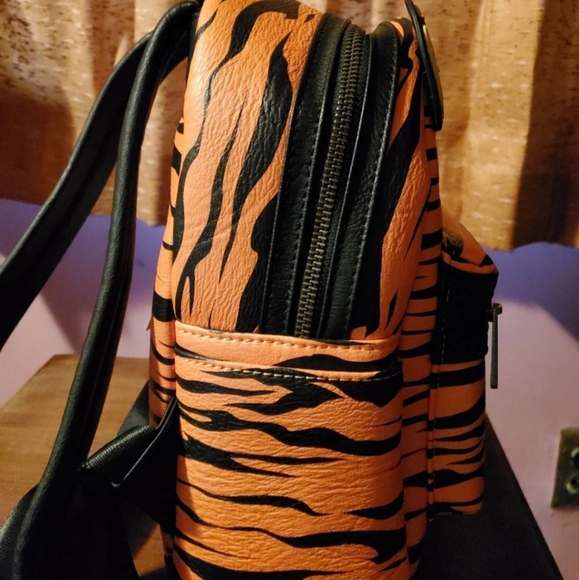Loungefly | Bags | Tigger Loungefly Backpack Original Loungefly Logo ...